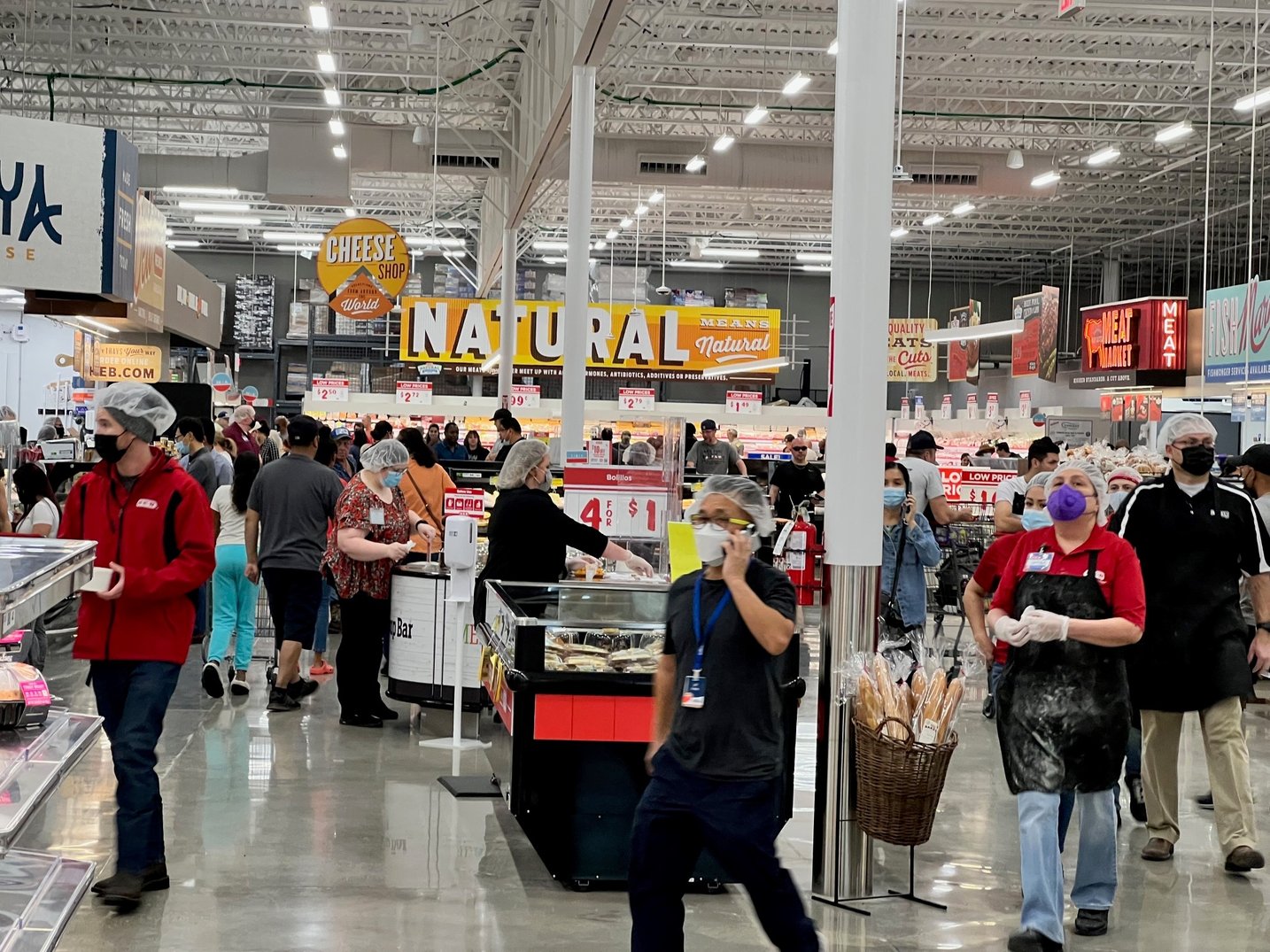 H-E-B Opens at Regency's Baybrook East in Houston, TX