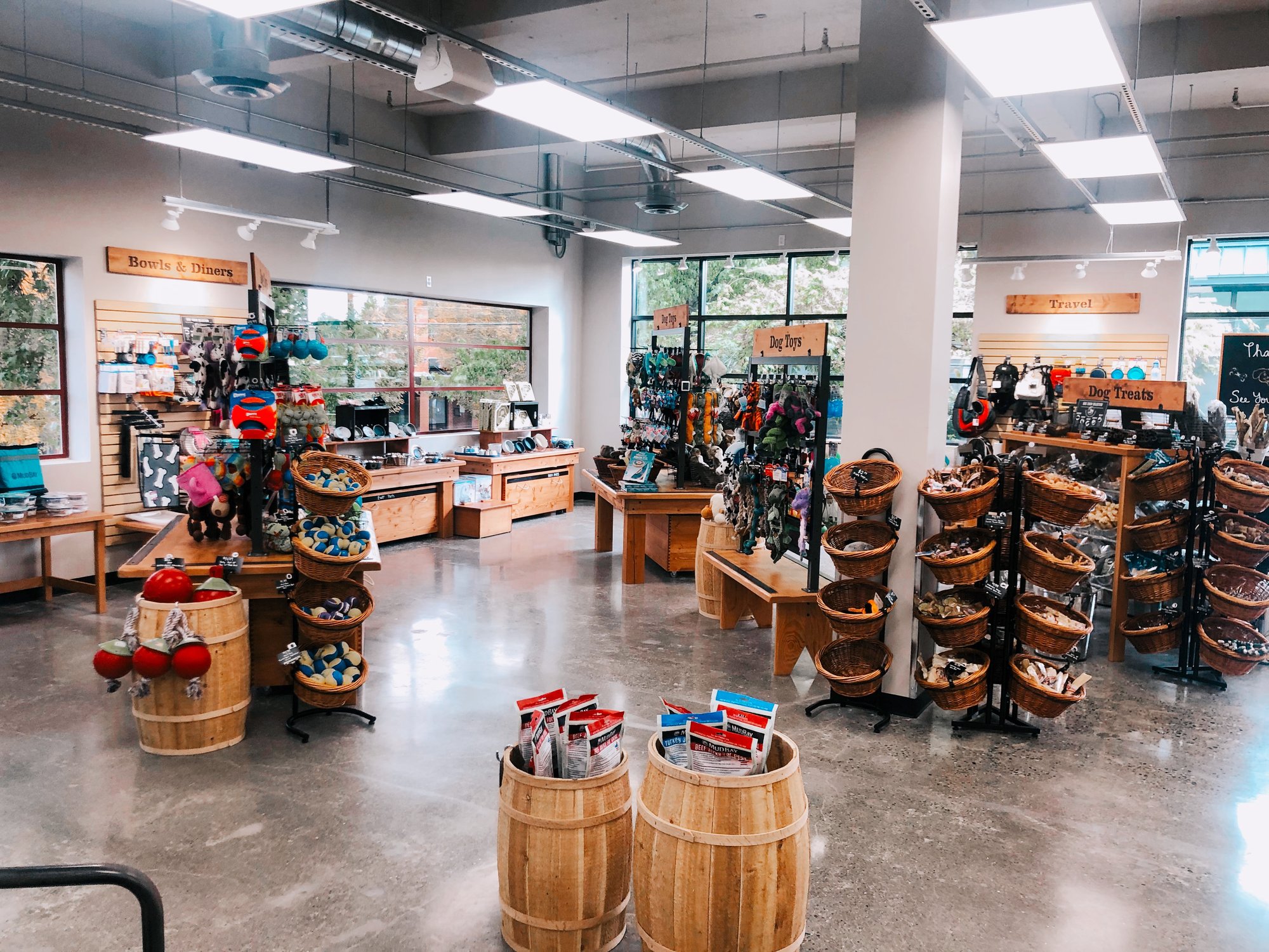 Popular Local Pet Store 'Mud Bay' Opens at Regency's Roosevelt Square